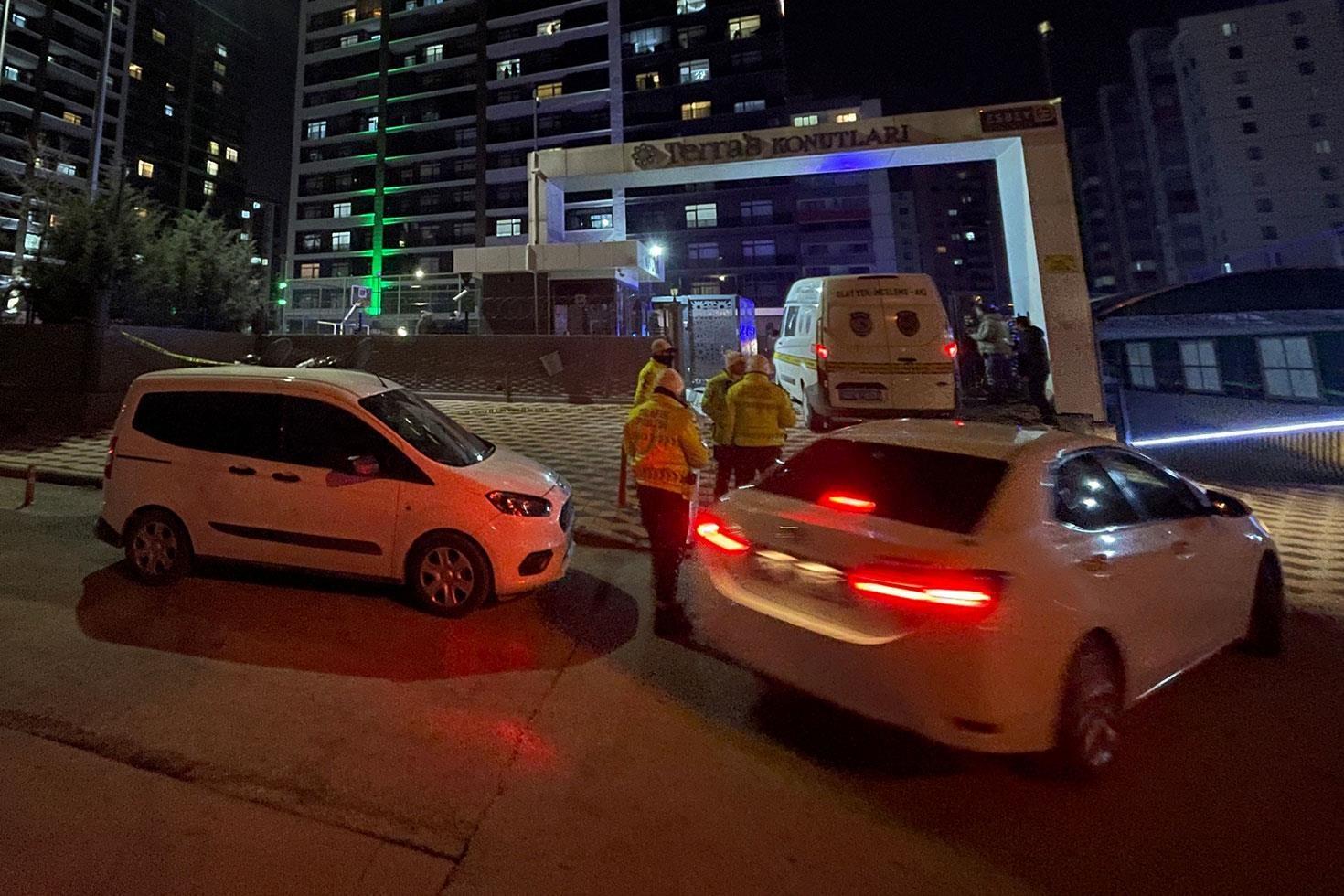 Önce kız kardeşi ile annesine sonra kendi kafasına sıktı