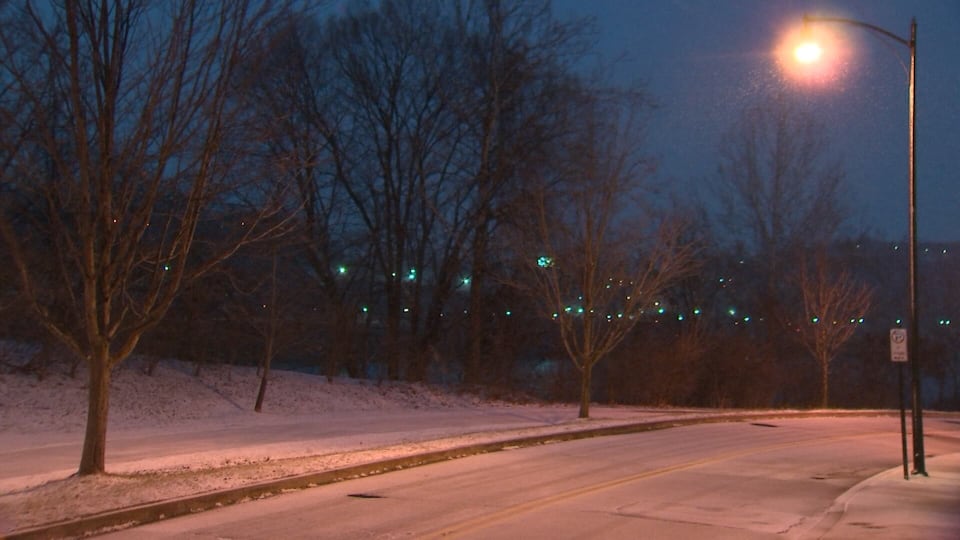 Steady light snow returns late tonight, snow showers Saturday (1/16/26)