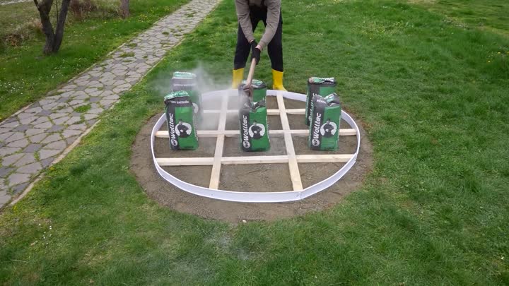 Créer un patio circulaire avec du versement à sec