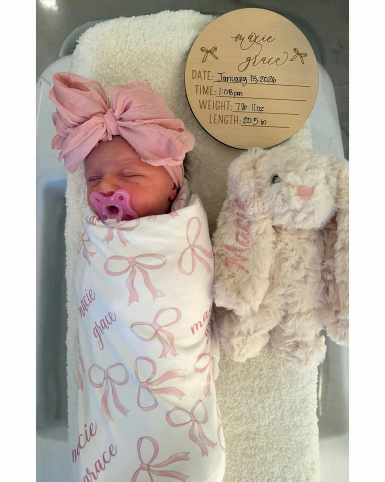 Dodgers star Max Muncy, wife announce birth of baby daughter