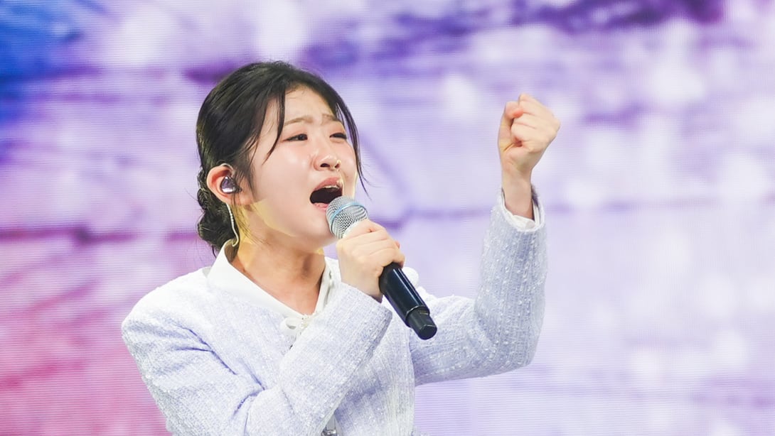 Yoon Yoon-seo triumphs on 'Miss Trot 4' after life-threatening accident