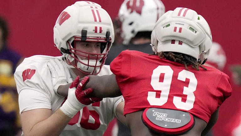 Wisconsin Badgers offensive lineman enters transfer portal hours before ...