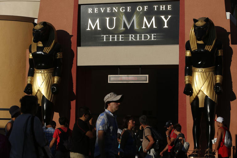 Una mujer murió tras subirse a la montaña rusa de la Momia en Universal ...