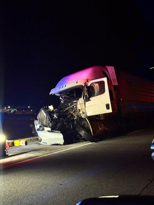 Crash involving two semis spills pasta sauce, meat on I-35 in Franklin ...