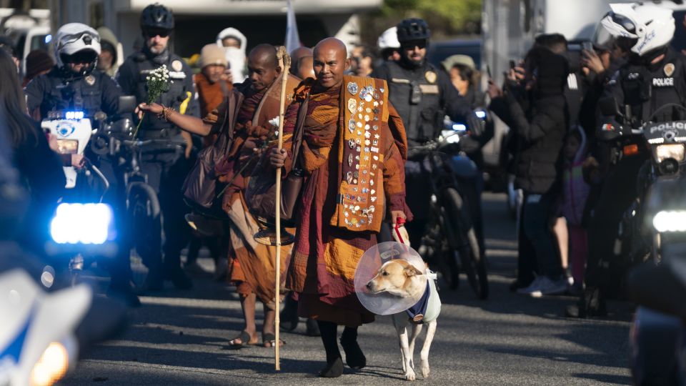 Por qué monjes budistas y su perro recorren Estados Unidos a pie