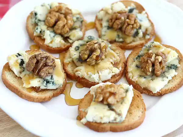 Crostini con gorgonzola, noci e miele
