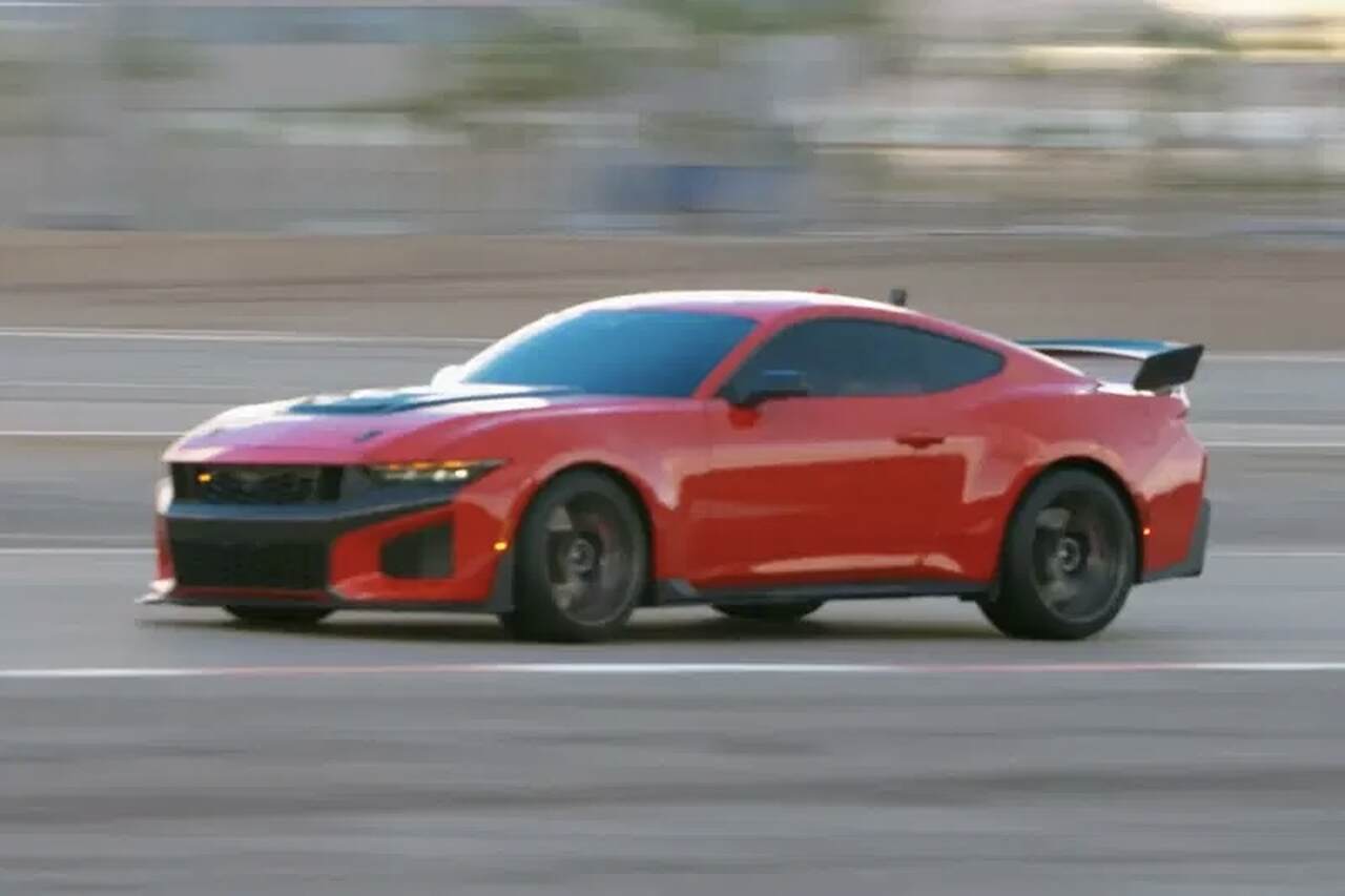 Nouvelle variante de la Mustang Dark Horse présentée par Max Verstappen ...