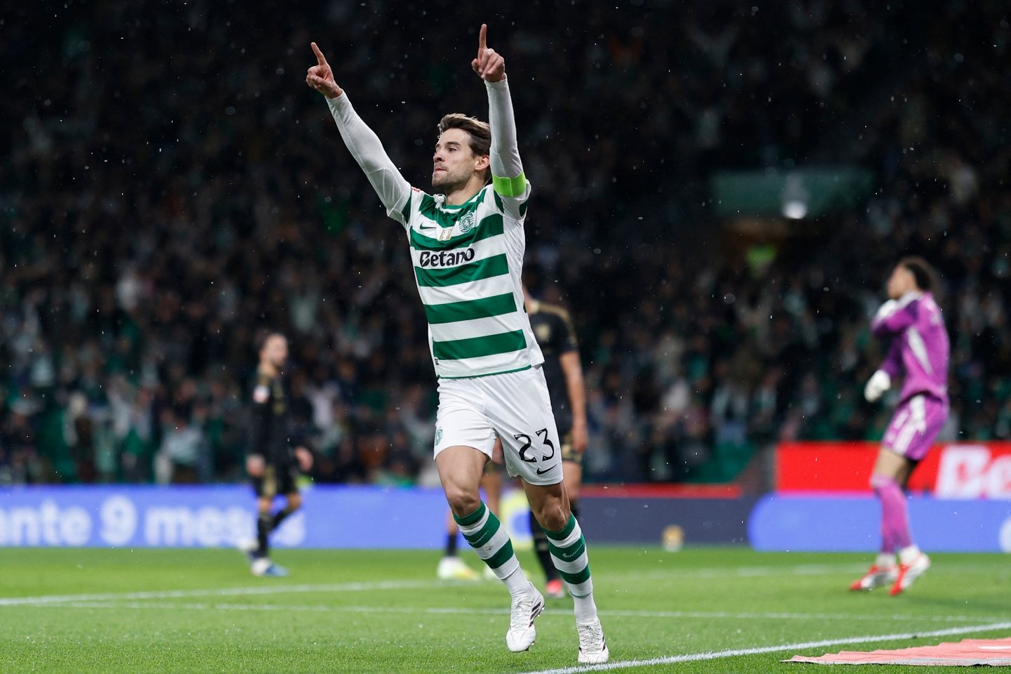 Daniel e uma braçadeira que representa várias bóias