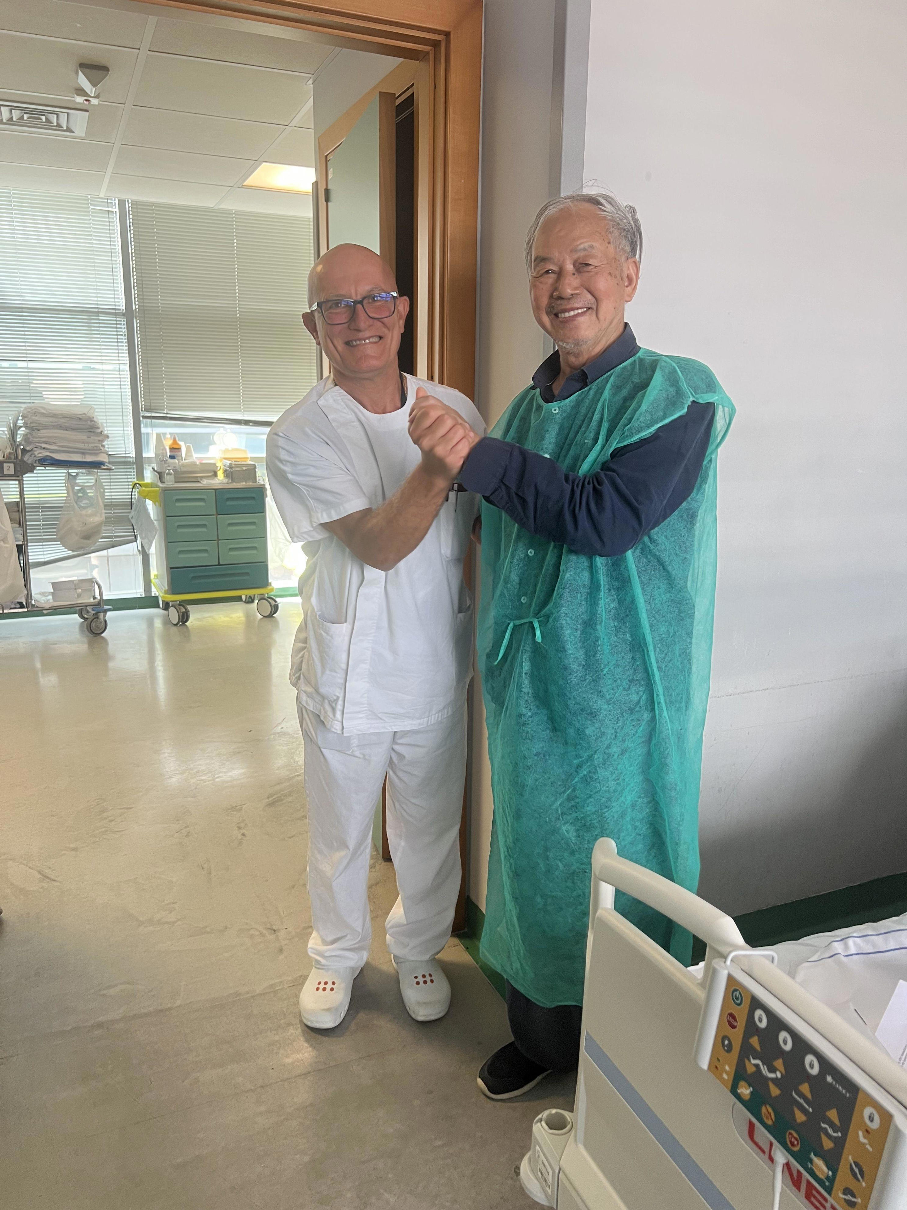 Turista operato e guarito torna a casa in Cina grato all’ospedale ...