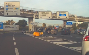 Si schianta sui respingenti del guard rail e si cappotta a due passi ...
