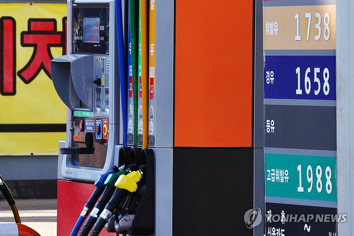 국내 휘발유·경유 가격 6주 연속 하락…전국 평균 휘발유 1,706.3원