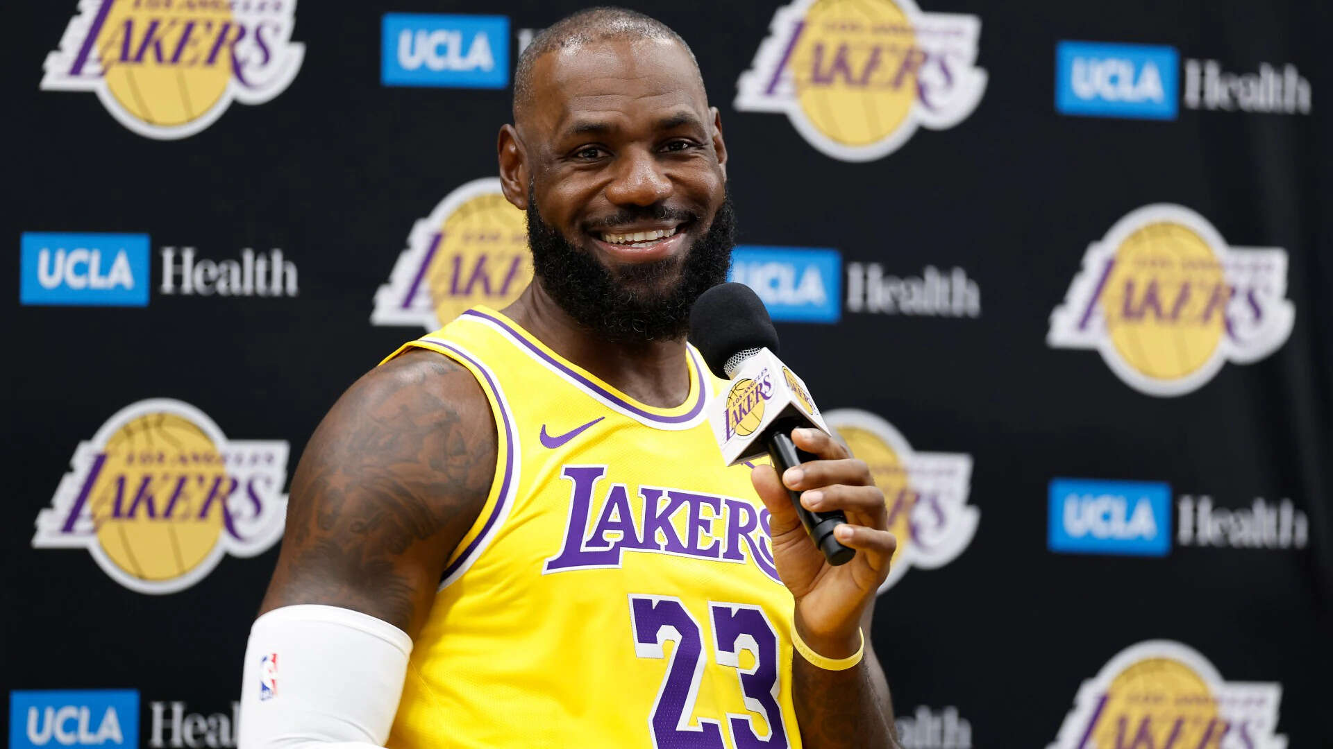 LeBron James shows growing love for golf with casual off-court swing on ...