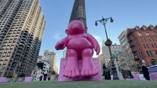 "Mr. Pink" art installation adds color, whimsy to NYC's Flatiron District