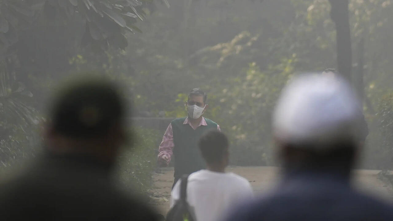 Delhi on alert for dense fog, GRAP 3 returns amid toxic air: Check area ...