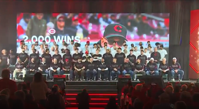 Fans pack Cincinnati Convention Center for first night of Redsfest