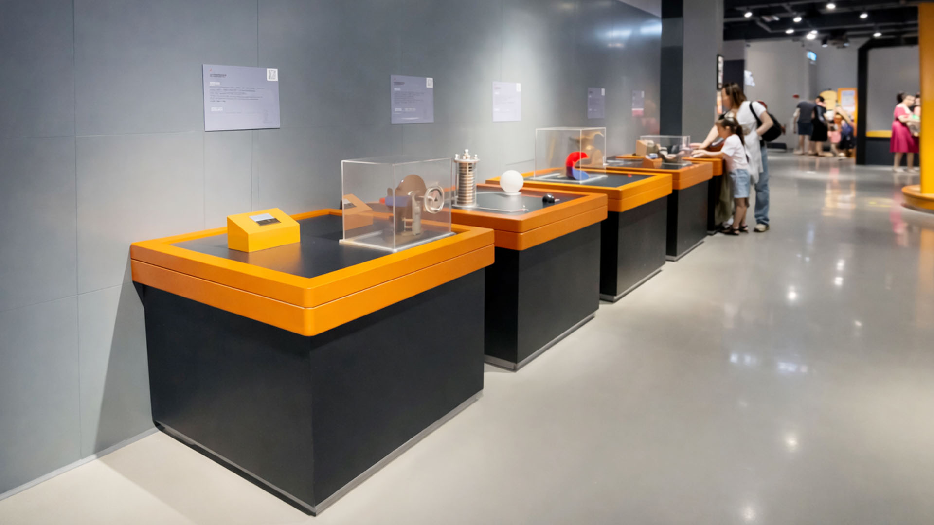 Anak-anak mengenal mesin di museum Shenzhen