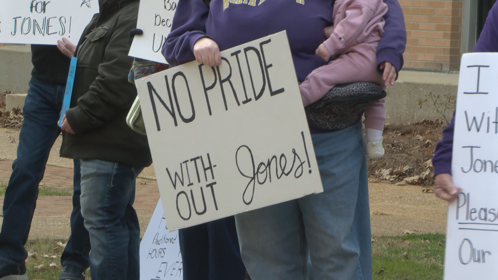 UNA students, alumni demand answers about band director’s leave