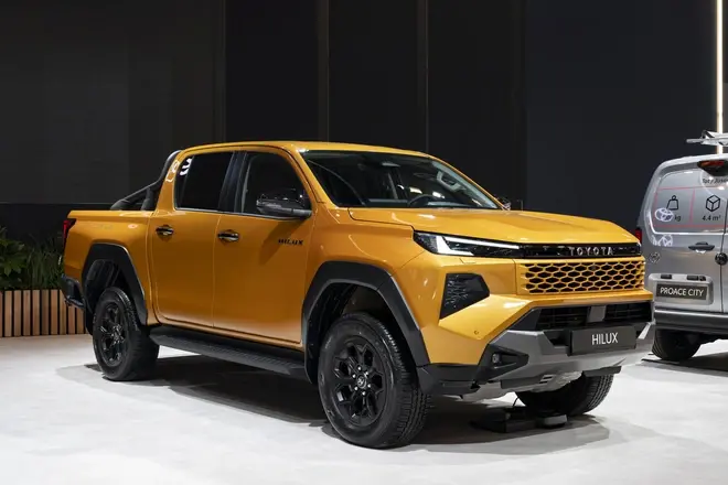 Toyota Hilux 2026 sắp bán tại Việt Nam lộ thêm thông tin: Giá dự kiến ...