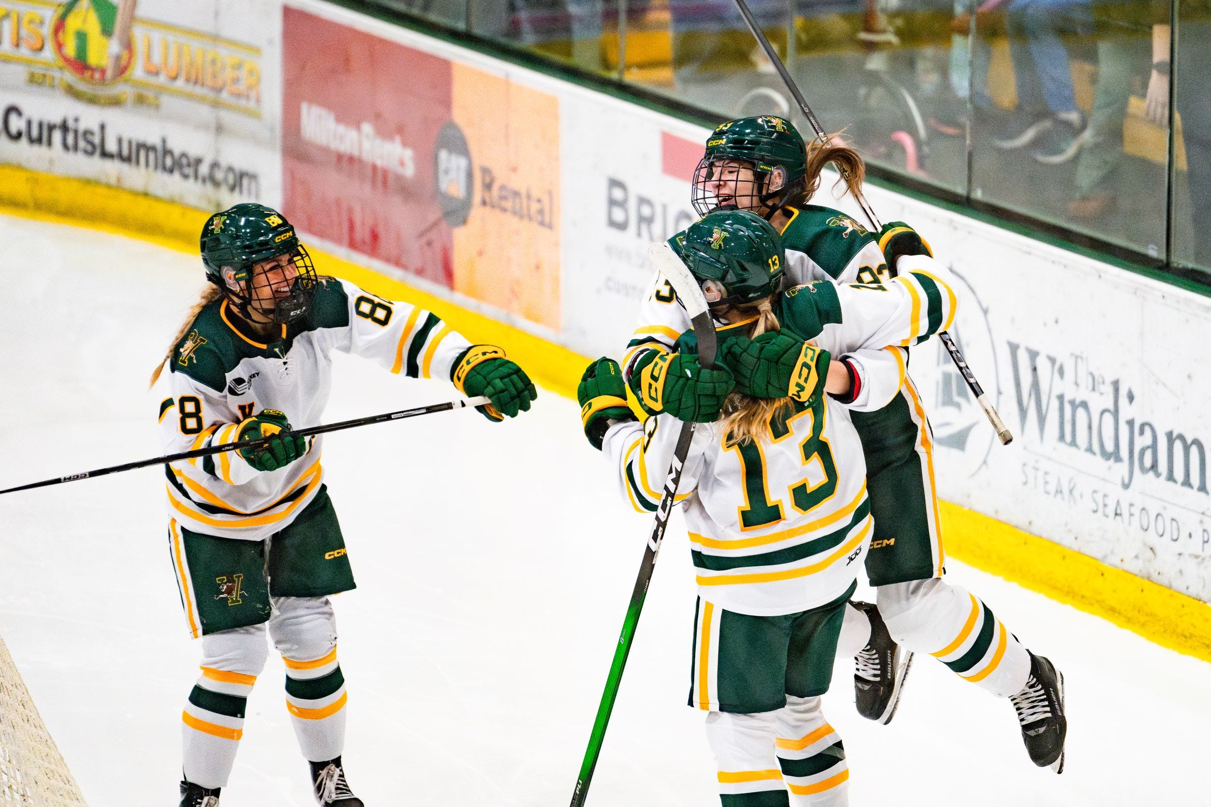 See schedules, scores for Jan. 16-19 UVM basketball, hockey games