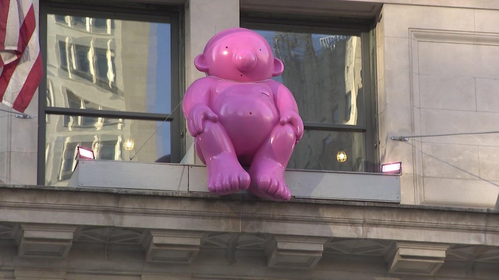 "Mr. Pink" art installation adds color, whimsy to NYC's Flatiron District
