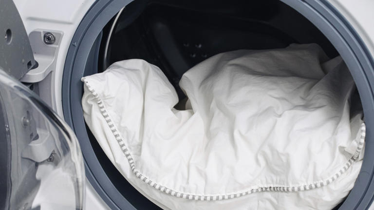 Make sure your duvet insert is always dry after washing with this easy ...