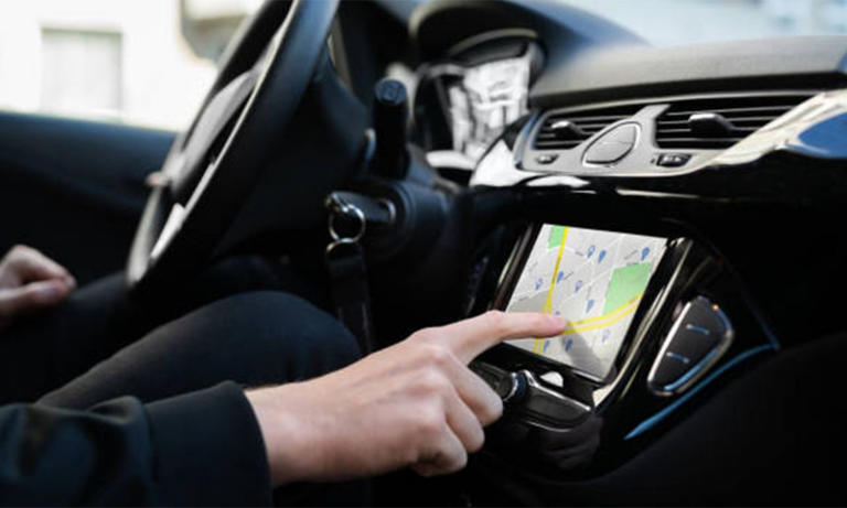 ¿Puedes deducir el GPS, rastreadores y accesorios del auto ante el SAT?