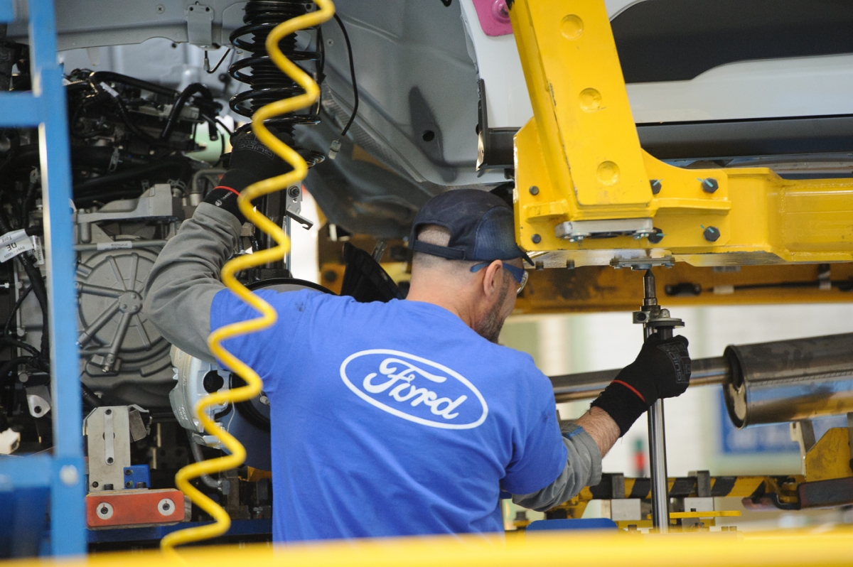 Ford añade dos paradas totales de producción más para enero y febrero ...