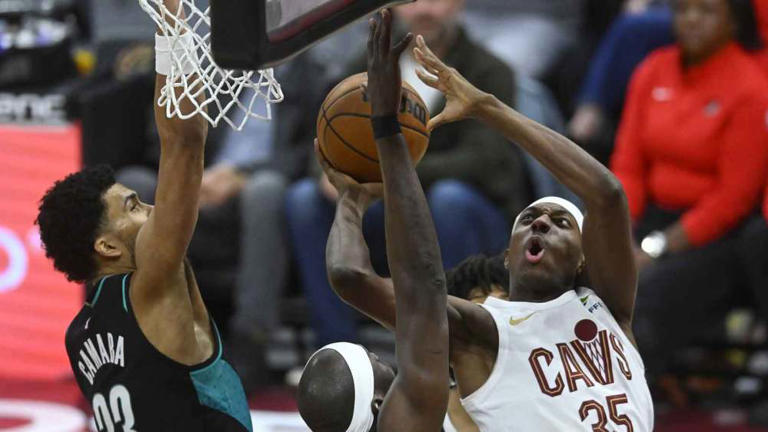 Nae’Qwan Tomlin throws it down for emphatic slam over Joel Embiid