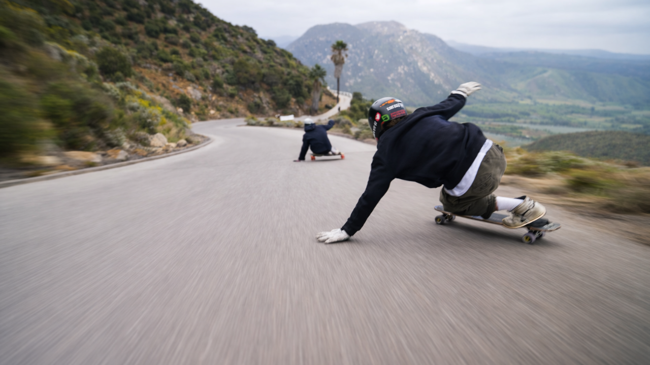 Skateboard afdaling op de bochten van Angie’s Curves