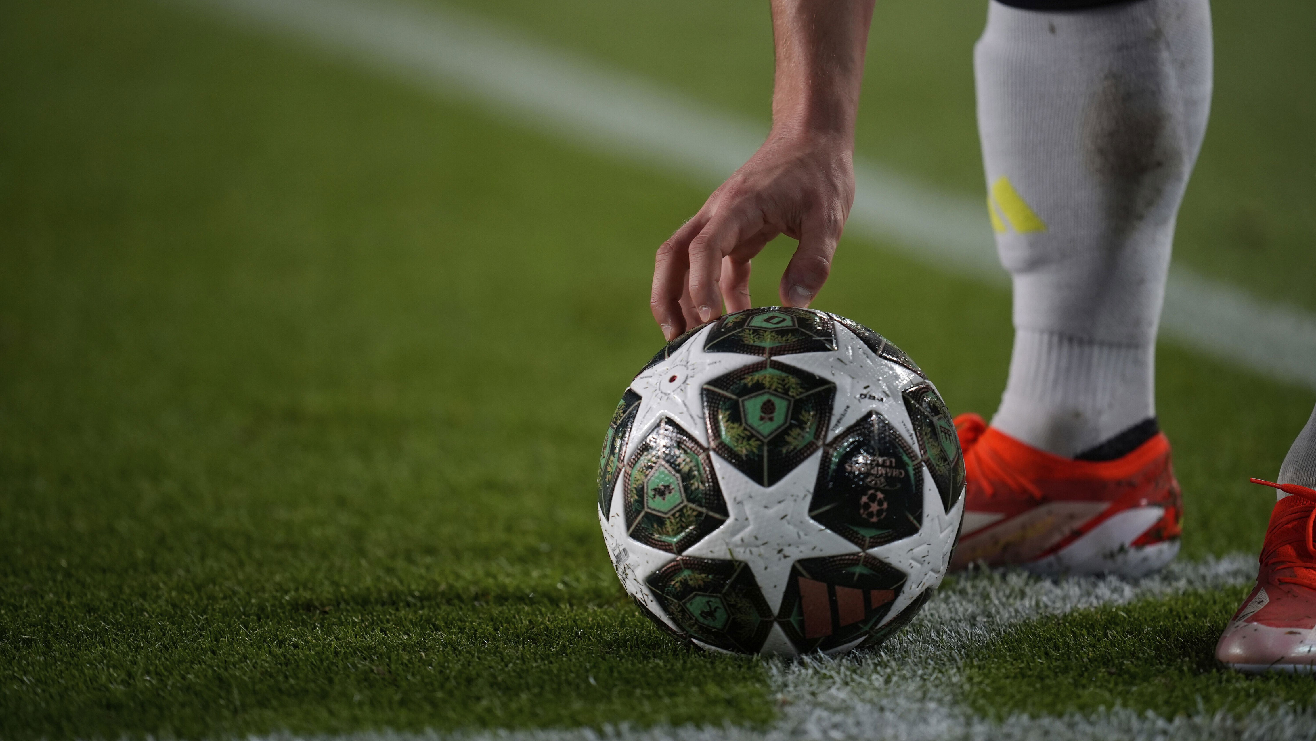 Futbolista Josh Cavallo denunció que lo despidieron de su club en ...