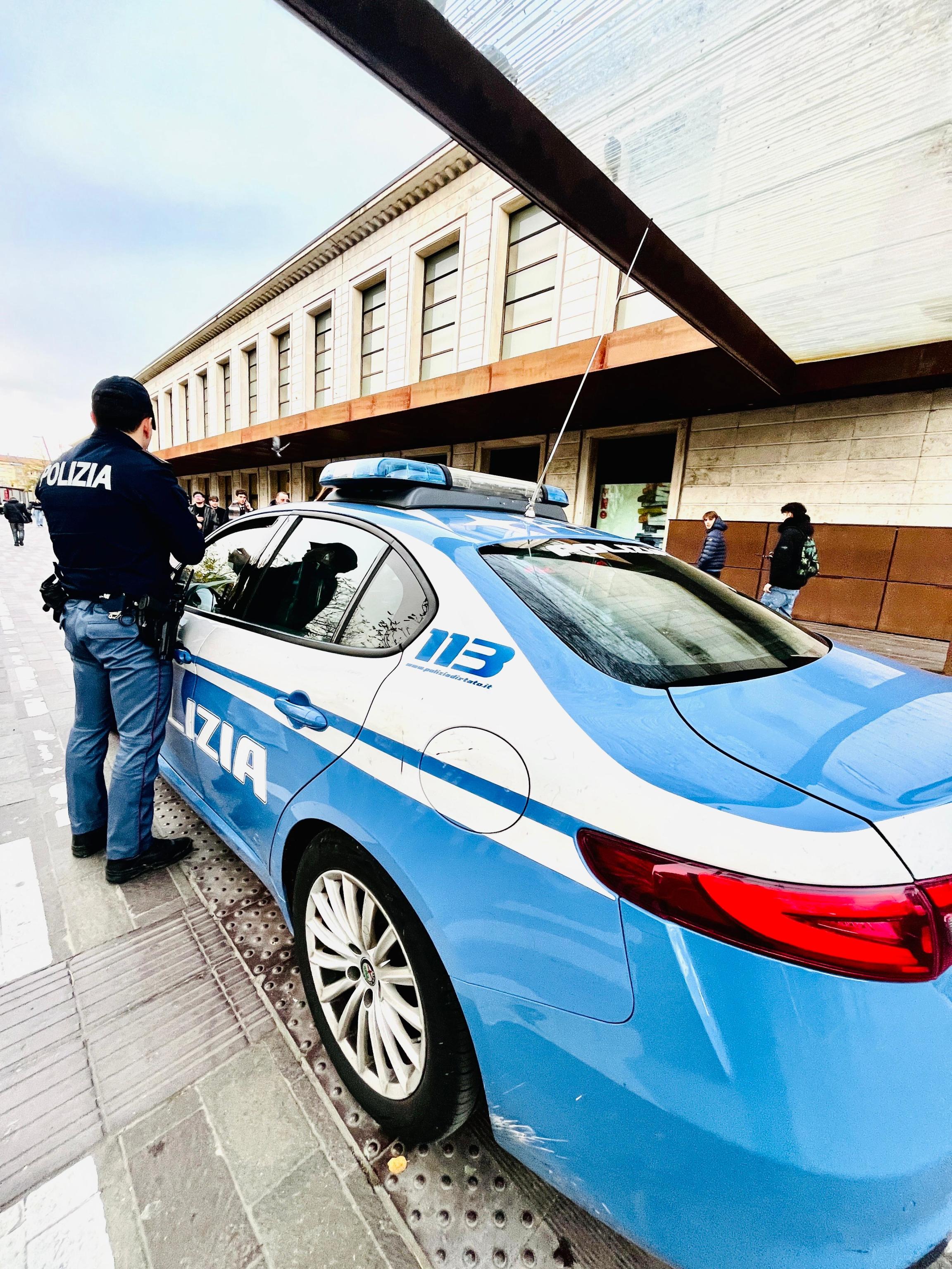 Truffa anziana e fugge con gioielli a Milano, fermata dalla polizia