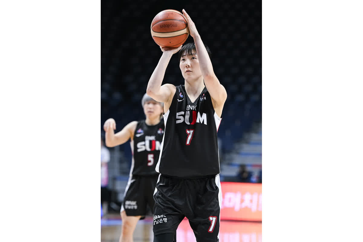 '박혜진 13점' BNK 썸, 삼성생명 잡고 단독 3위