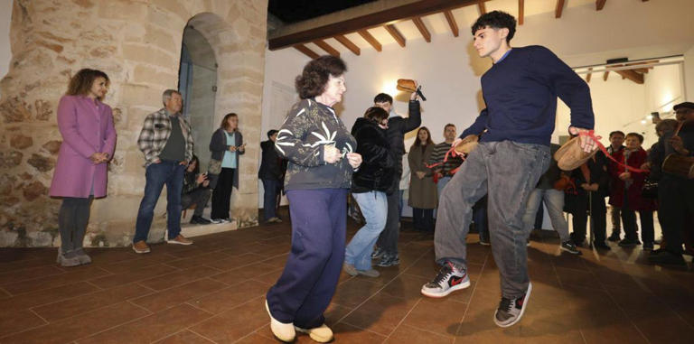 Textos, fotografías y audios para conocer la música popular de Ibiza y ...