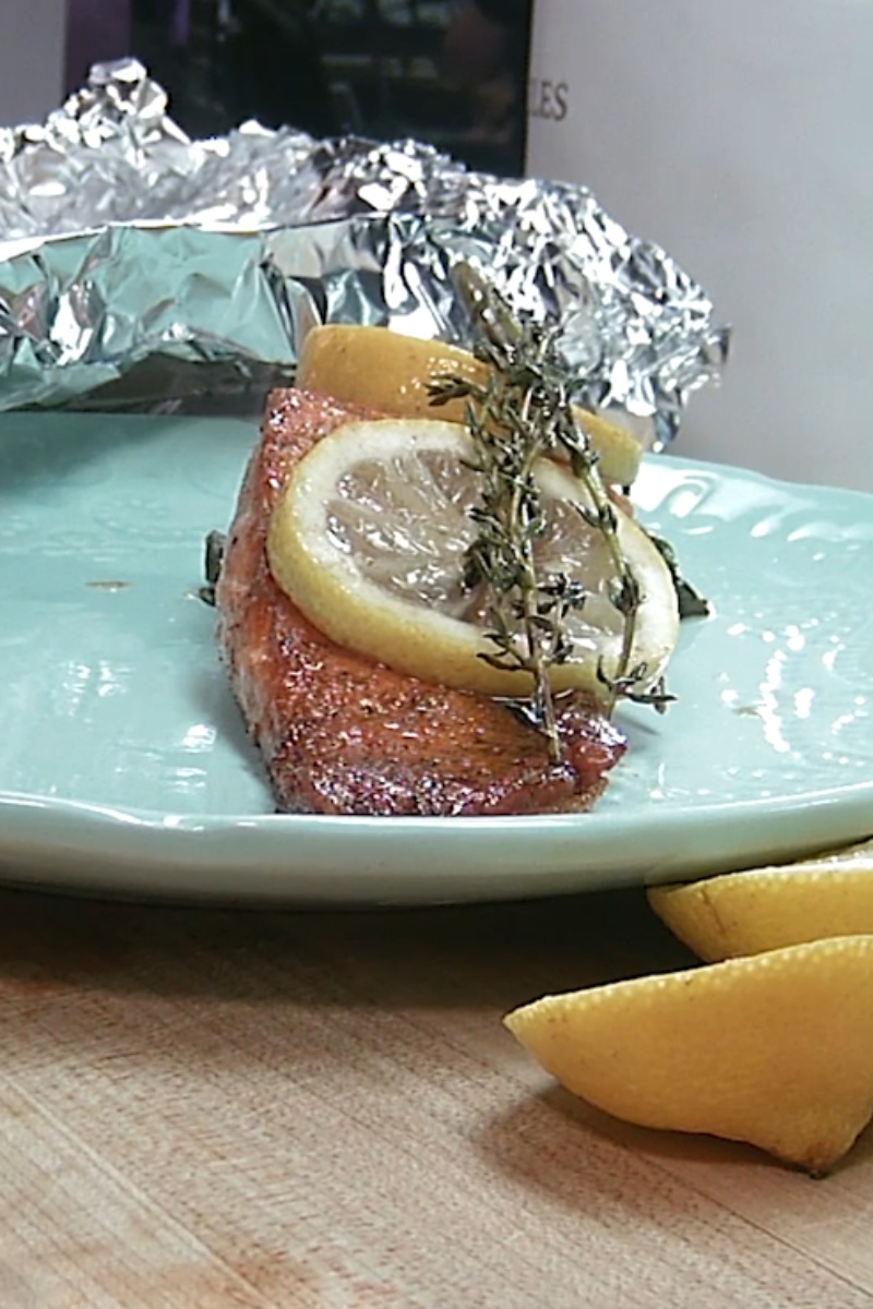 Salmón en salmuera de hierbas con limón y mantequilla de alcaparras