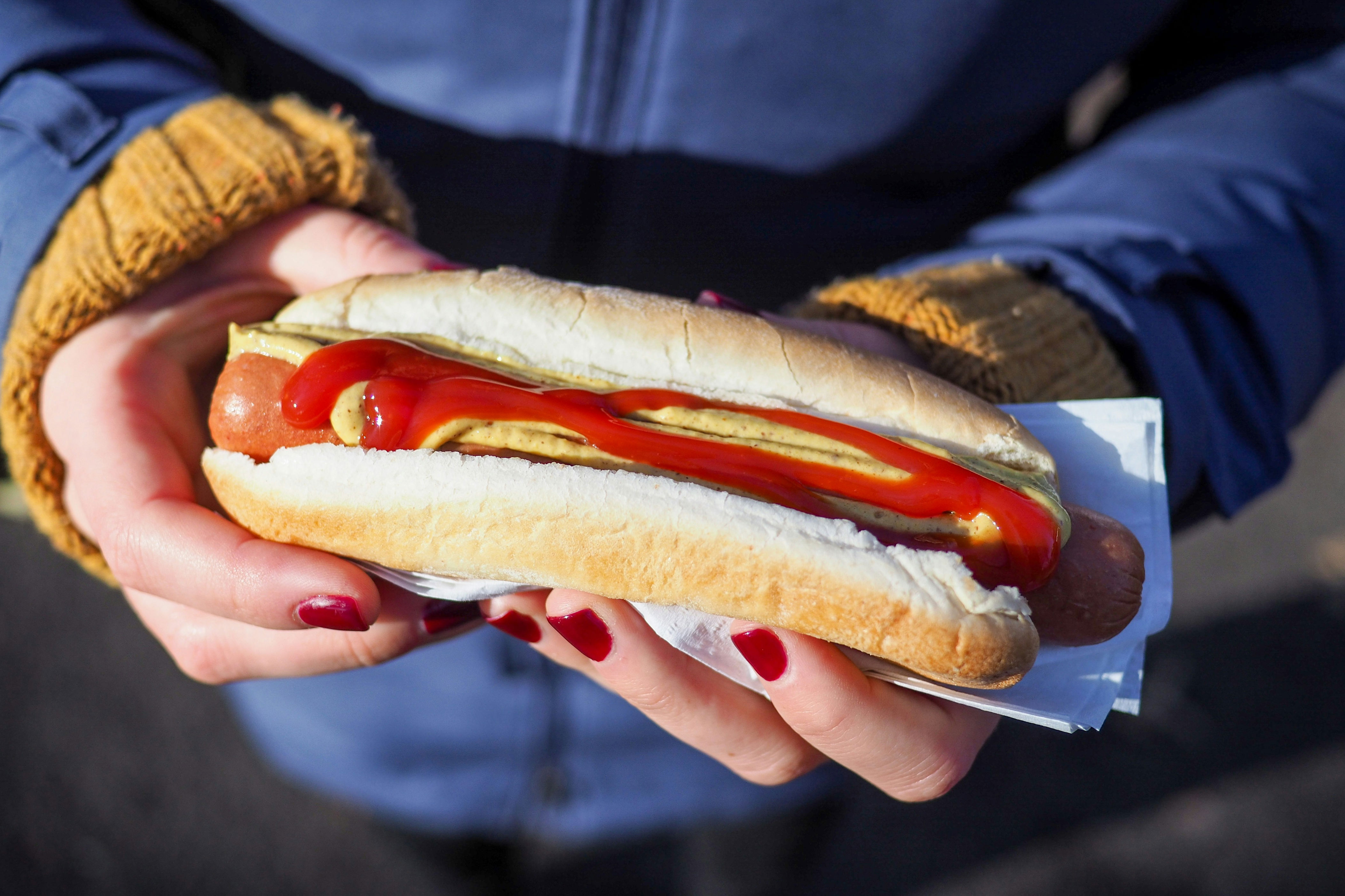5 hot dog buns with links to cancer