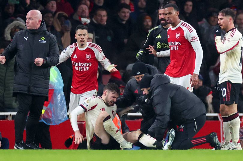 Gary Neville mocked by Arsenal fans with chants after 'disgraceful ...