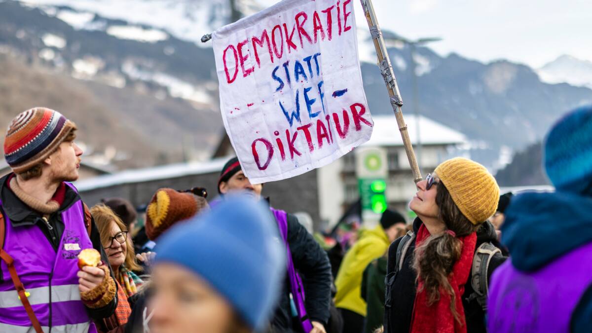 Début de la manifestation : La venue de Donald Trump attise la ...
