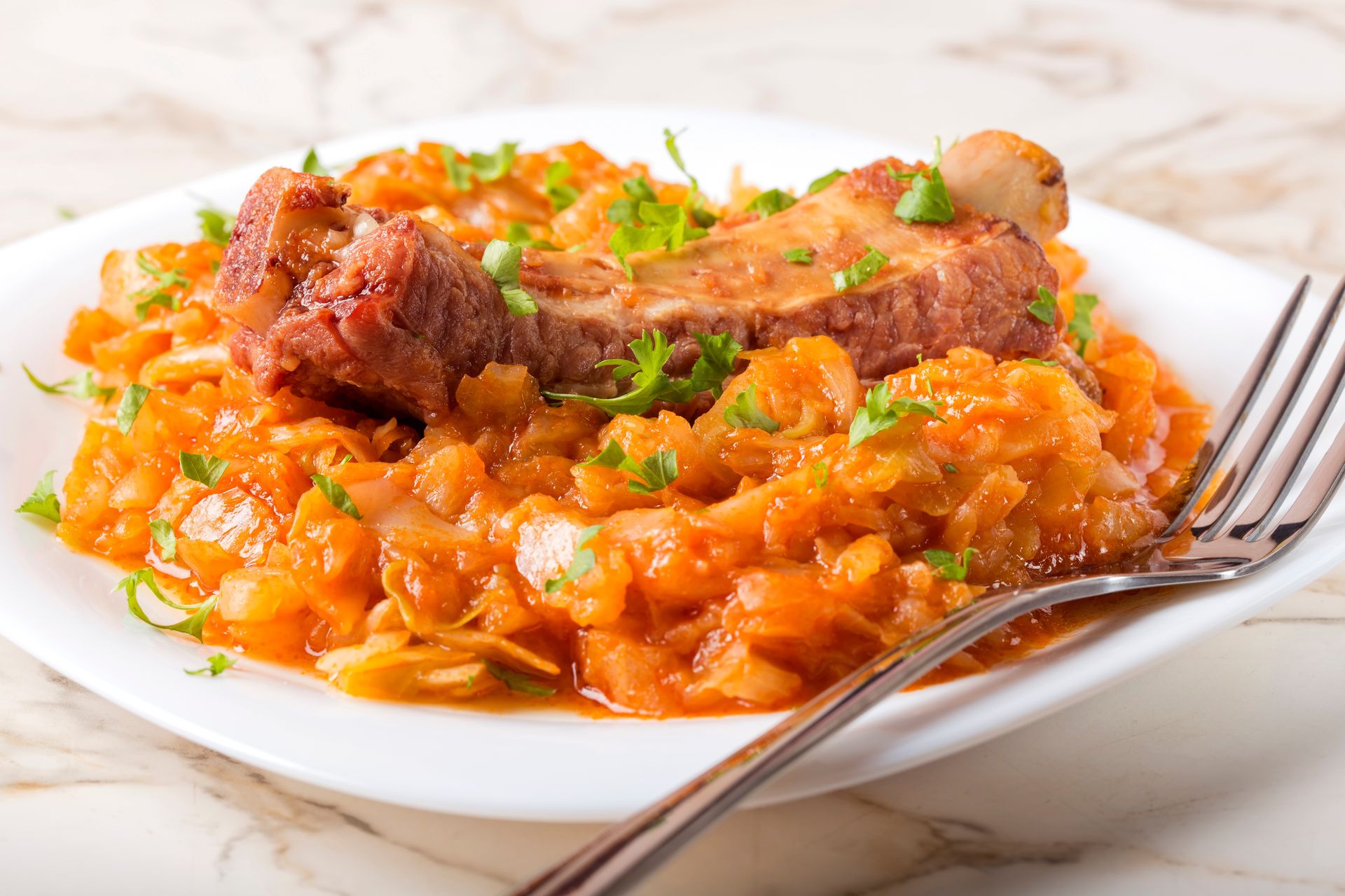 Układam na kiszonej kapuście i piekę. Mięso jest mięciutkie, soczyste i ...