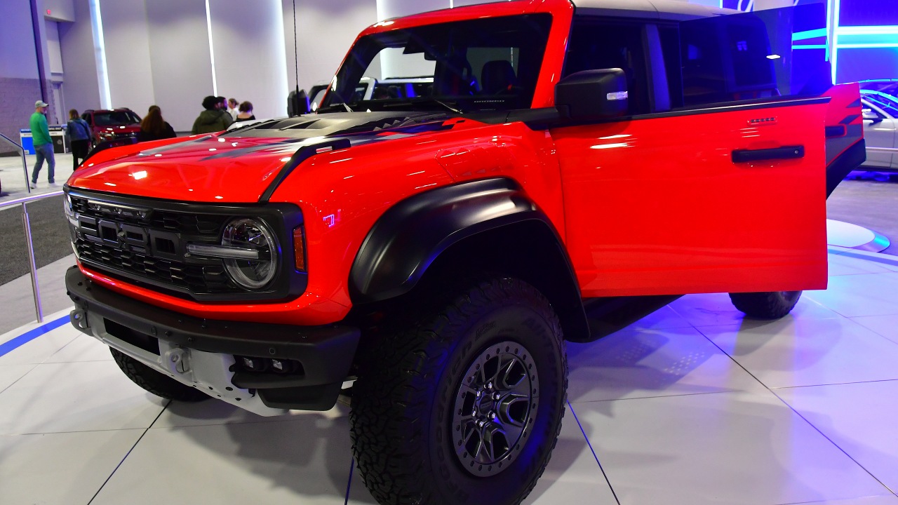 Kevin Hart’s brand new Bronco turned into a time warp retro monster