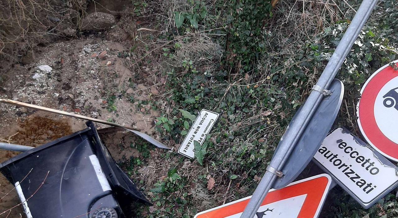 Pesaro, vecchio lavatoio, raid dei vandali, abbattuti anche i segnali ...