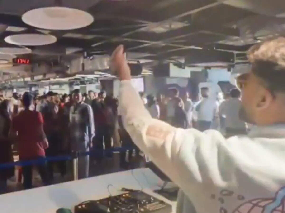 'Malik thora galti ho gayi': DJ plays Microsoft Teams meeting sound at ...