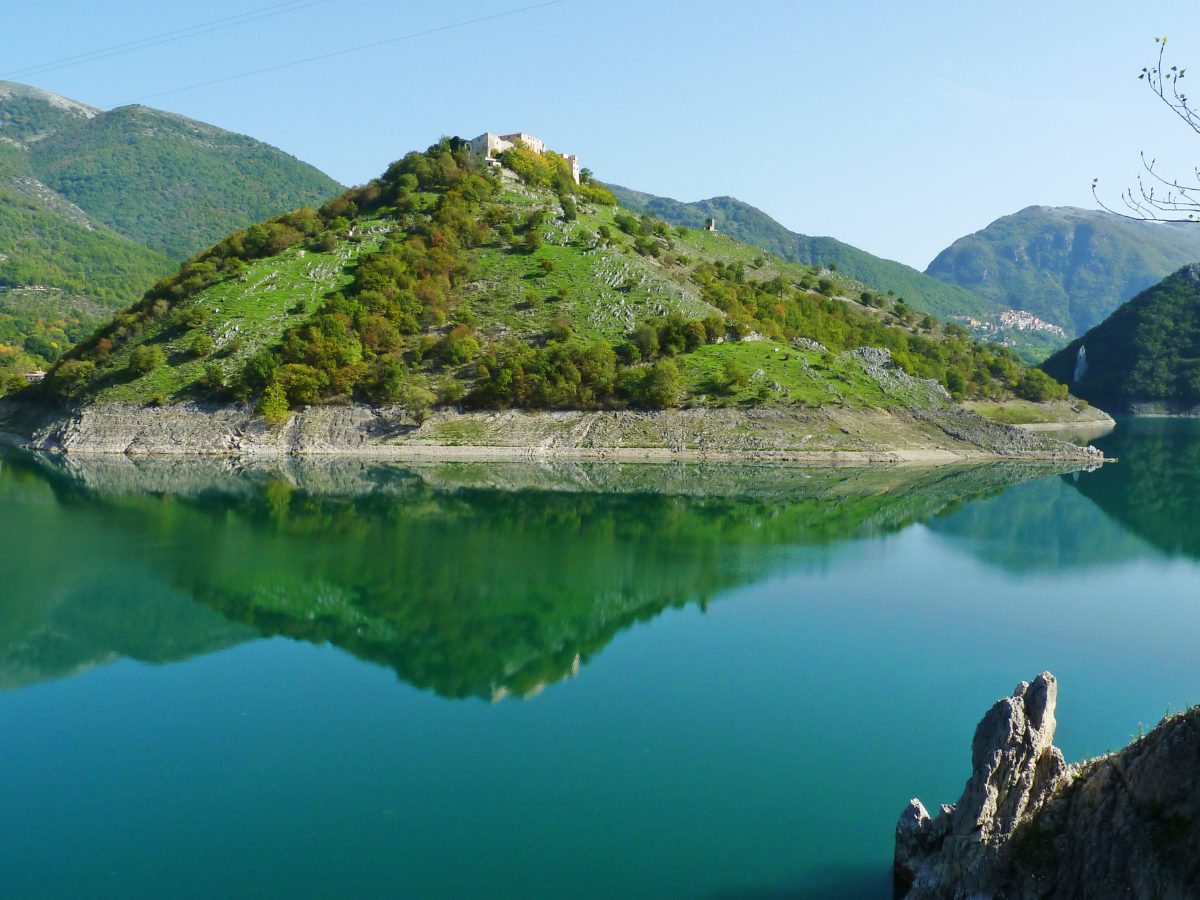 Il fascino magnetico di Antuni: guida al trekking nel borgo fantasma ...