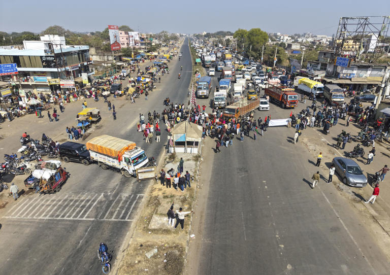 Jharkhand bandh by tribal outfits evokes mixed response