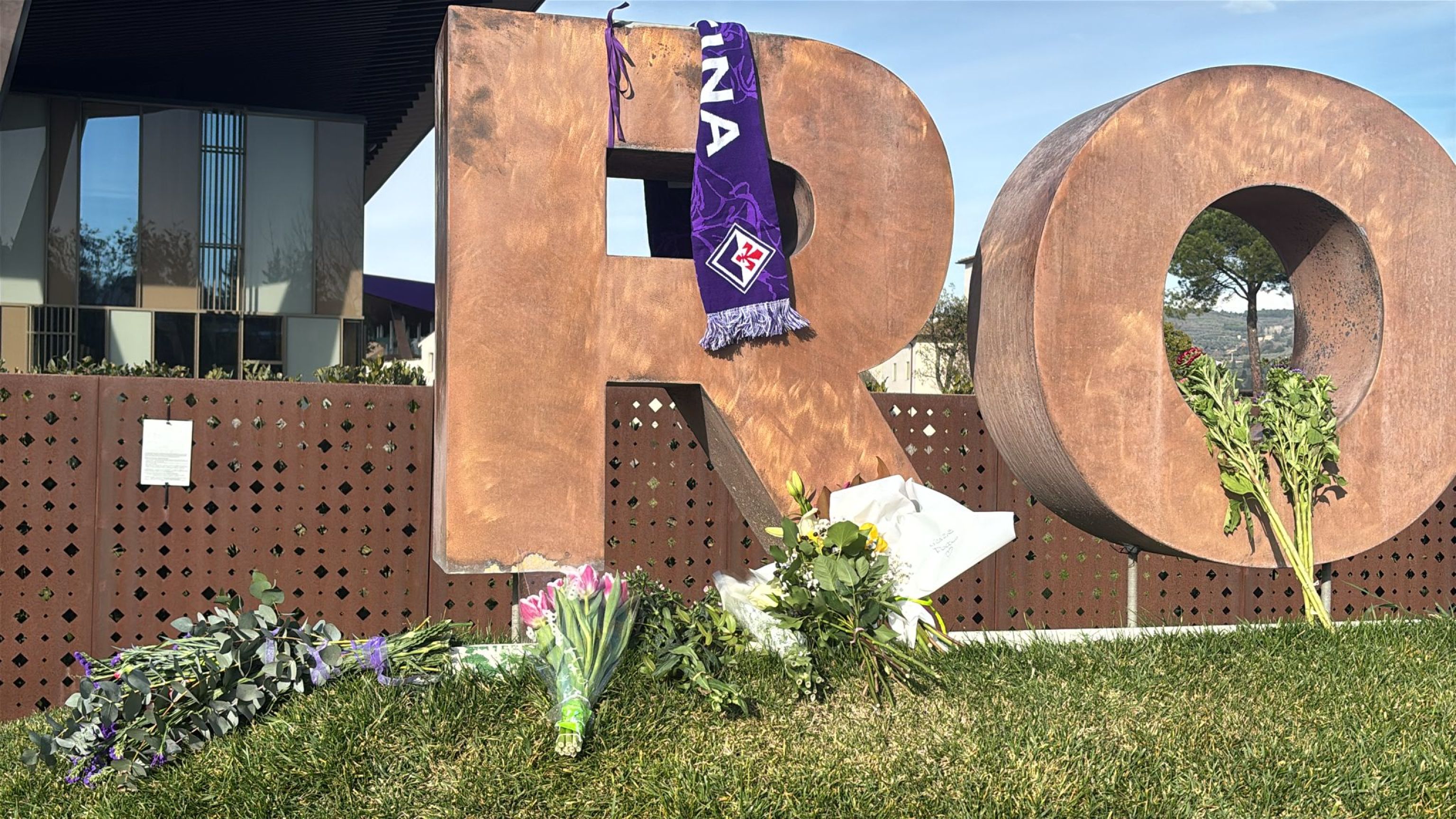 Per Commisso fiori davanti al Viola Park e la scritta 'Grazie Rocco'