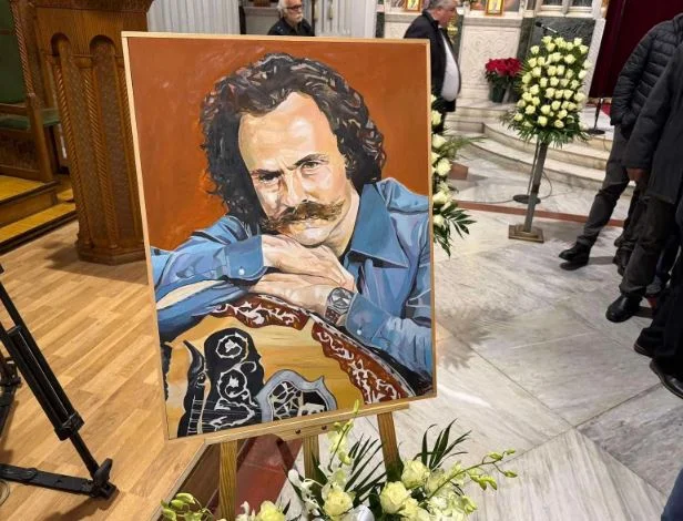 Ηράκλειο: Με μαντολίνα και λαούτα το τελευταίο «αντίο» στον Γιάννη ...