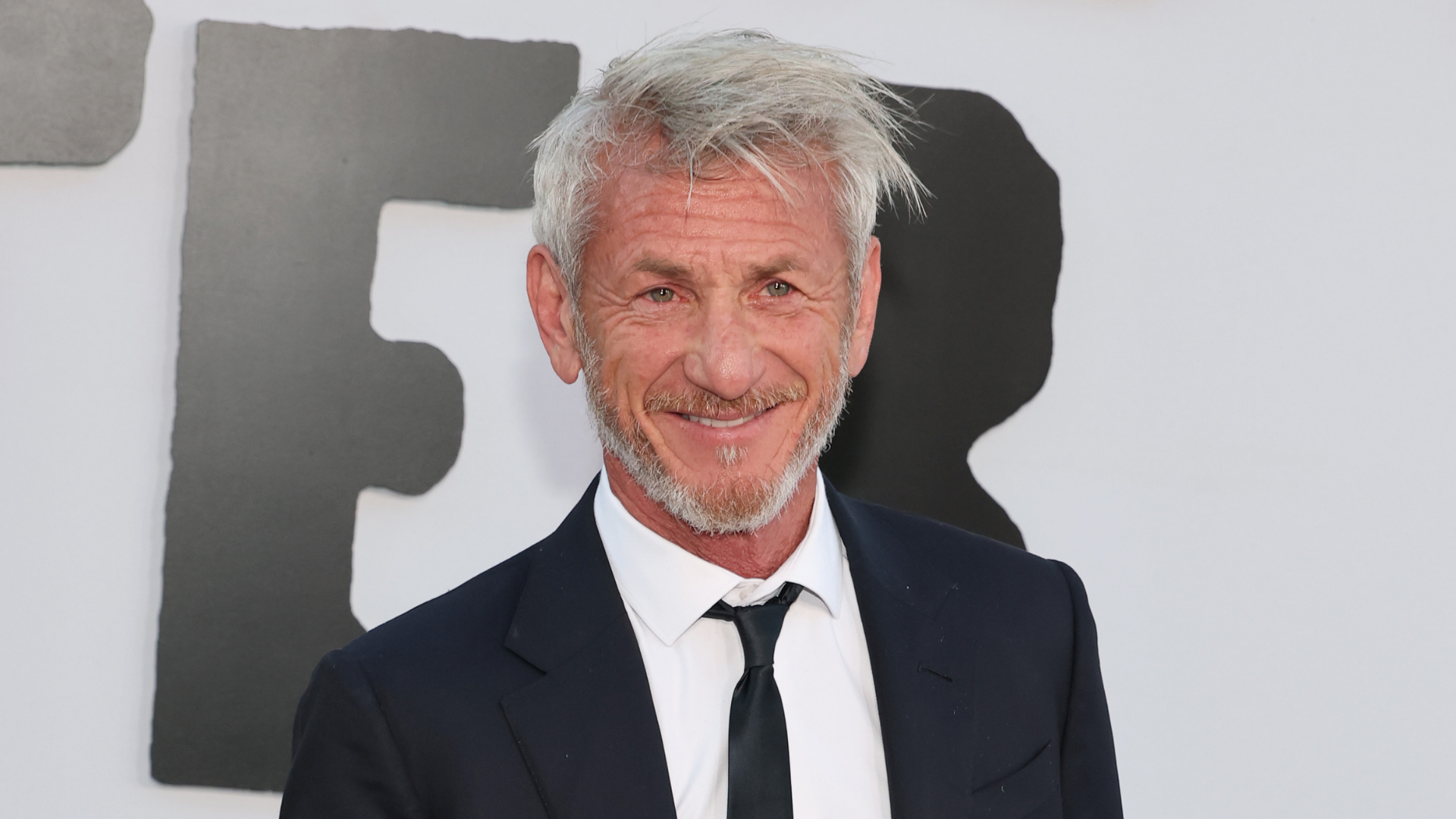 Sean Penn se toma de la mano con su novia en una rara salida pública ...