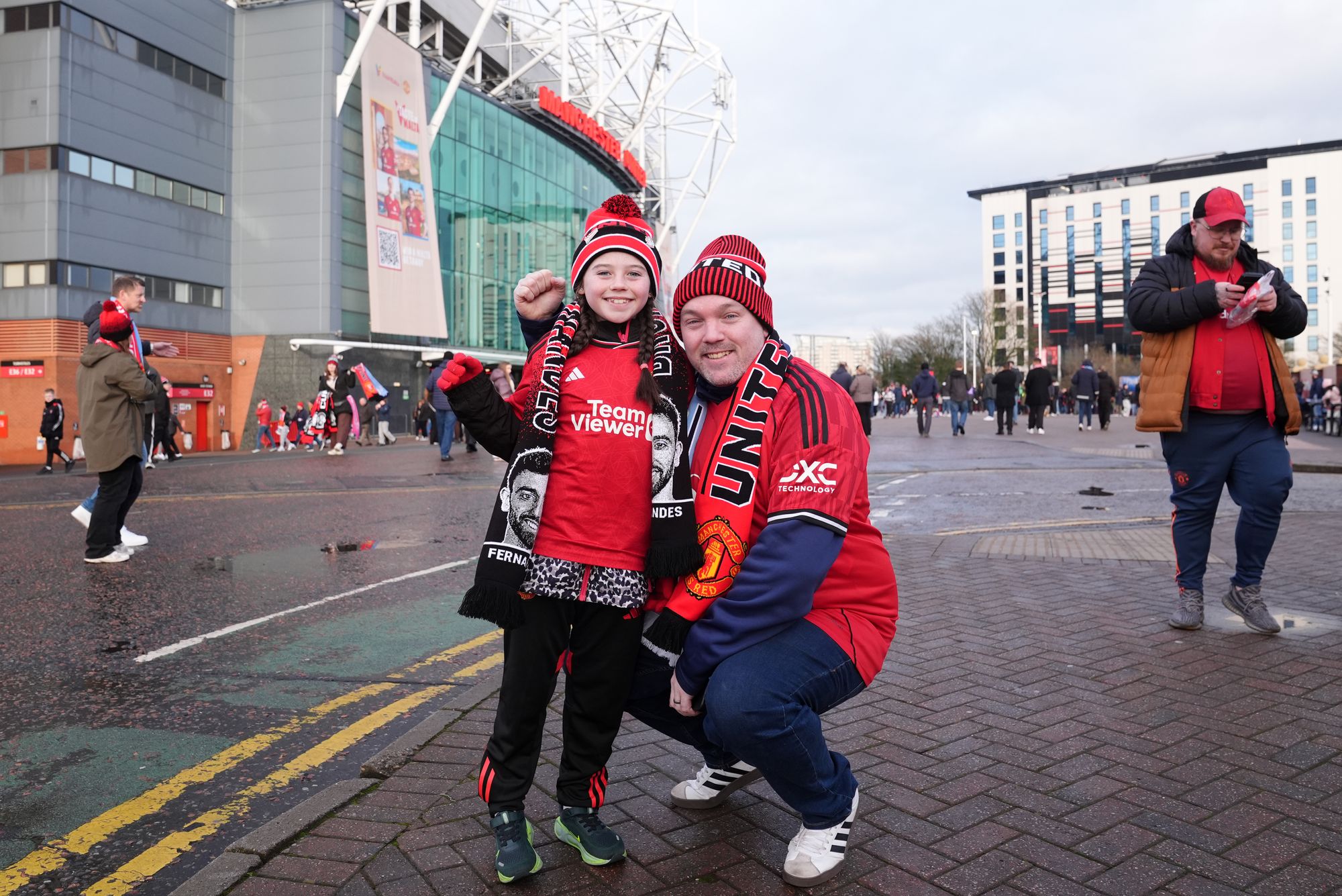 Amad Diallo’s goal is ruled out for offside as hosts pile on pressure