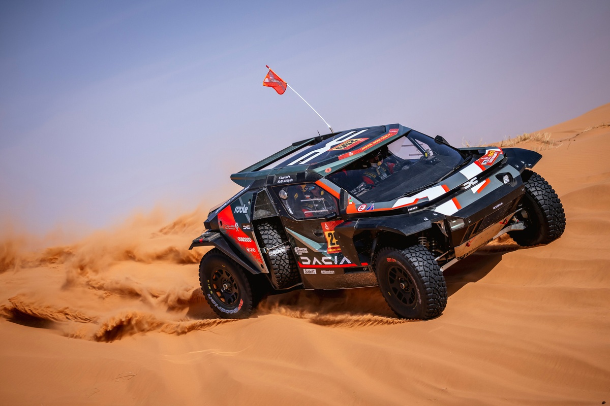 Al-Attiyah offre à Dacia son premier Dakar, Loeb privé de podium