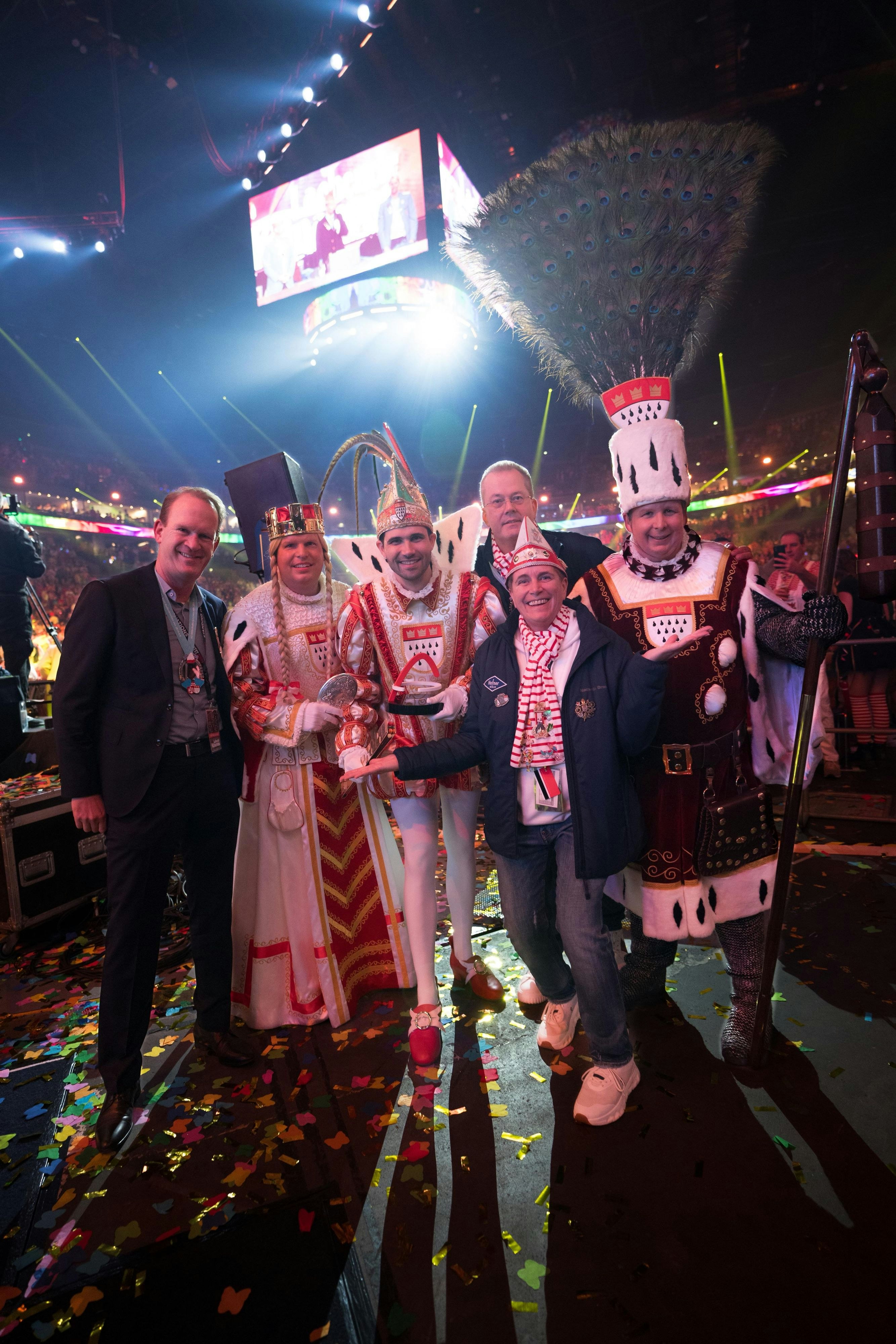 Jecke Ecke: EhrenGarde verpasst Cat Ballou einen Satz Mützen