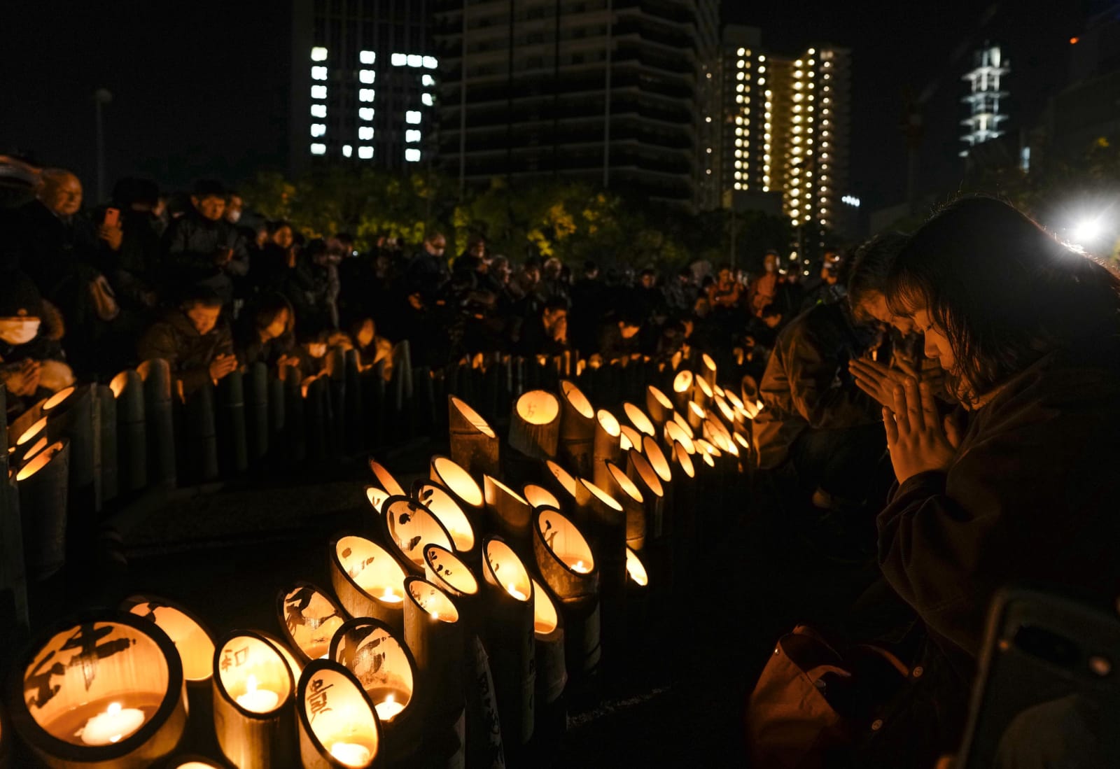 Survivors commemorate major 1995 Kobe earthquake despite fading memories